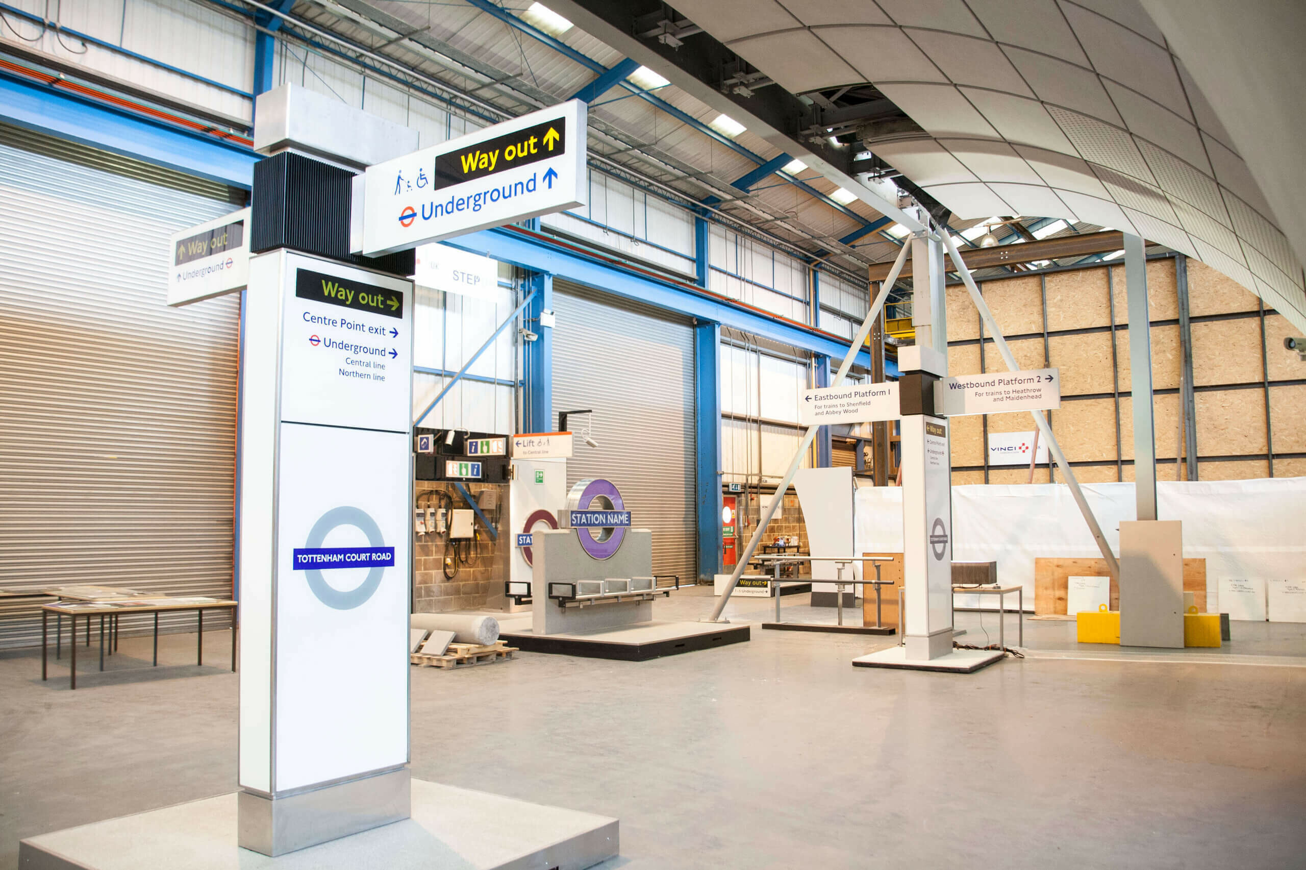 Elizabeth line Signage and Wayfinding | Industrial Design | Projects ...