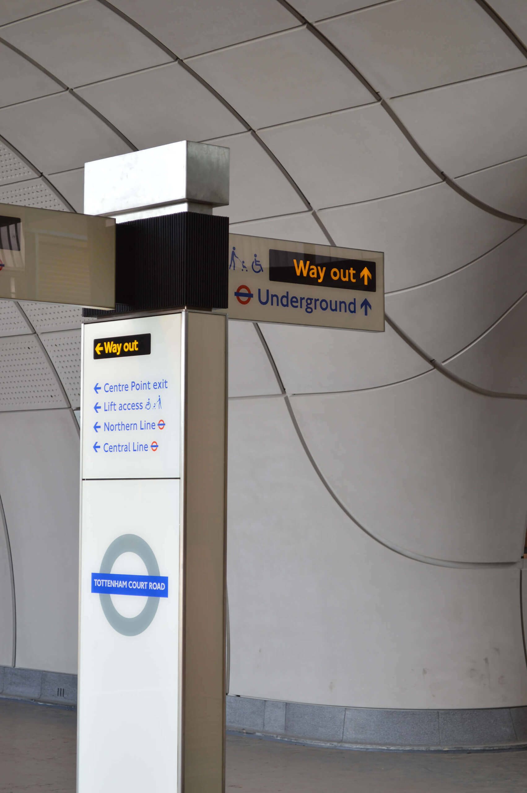 Elizabeth line Signage and Wayfinding | Industrial Design | Projects ...